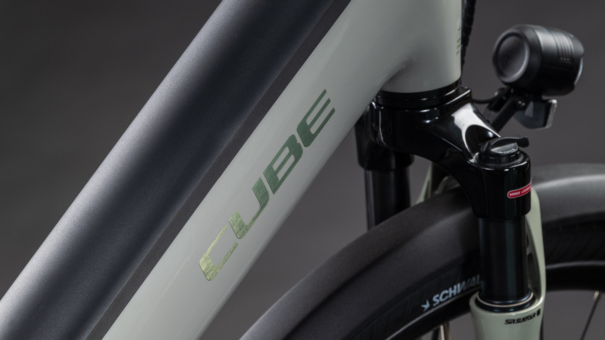 CUBE SUPREME HYBRID DELUXE ONE 600 ASHGREEN/CHROME – cubestores.nl